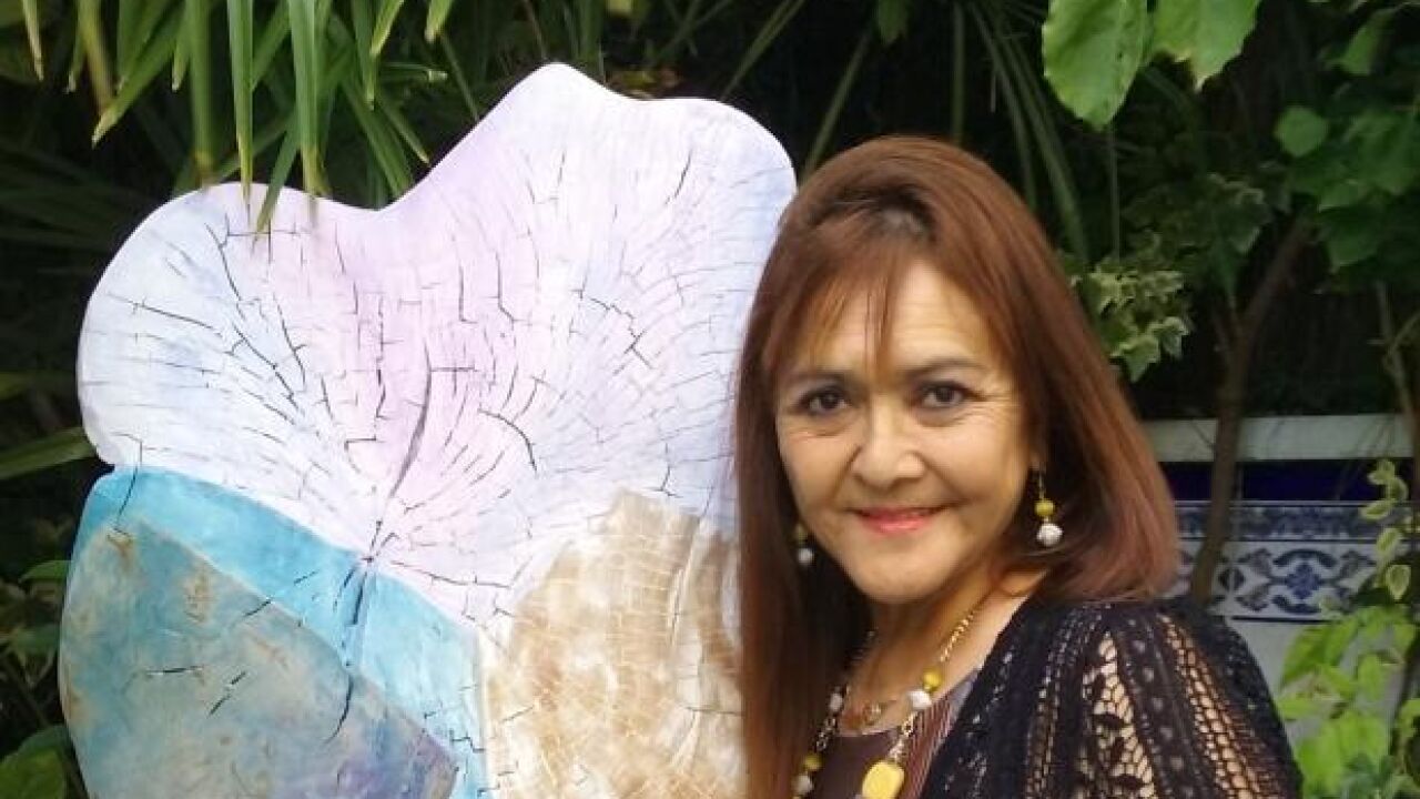 Patricia Larrea recibe «La Aurora Gloriosa» de Guayaquil
