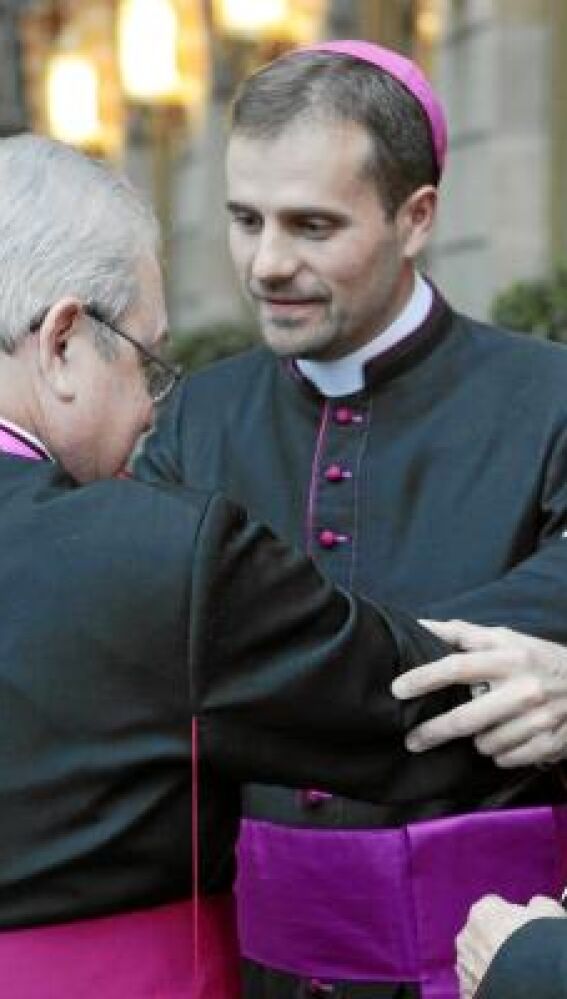 El obispo Xavier Novell: padre de gemelos… ¿Y boda hoy mismo?