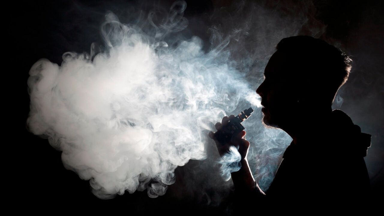 La verdad de un fumador mayor de 35: un día menos de vida por cada ...