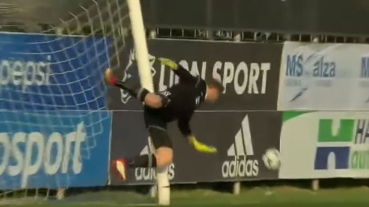 Un portero rompe una portería al evitar un gol
