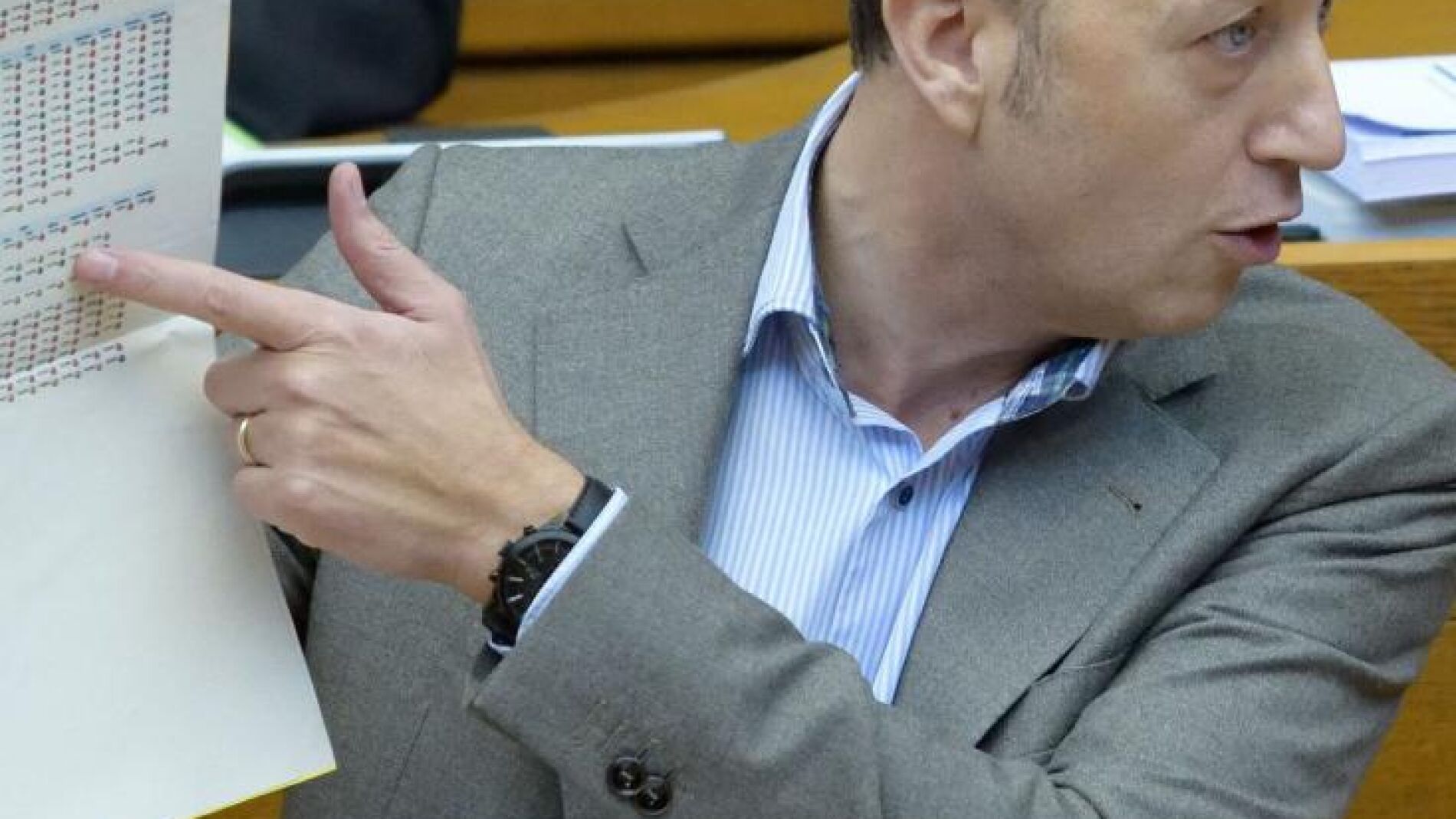 Marí, Mustafá y Woodward «alejan» Dénia para cobrar más