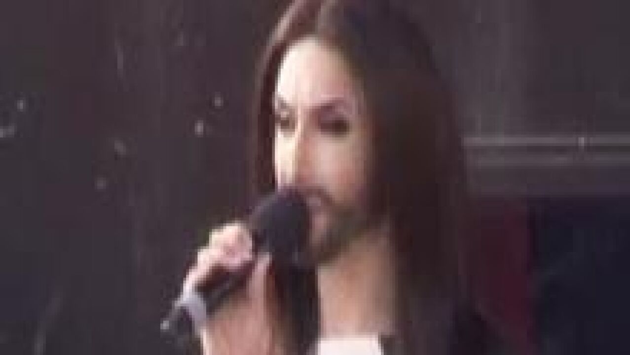 Conchita triunfa en las calles de Viena