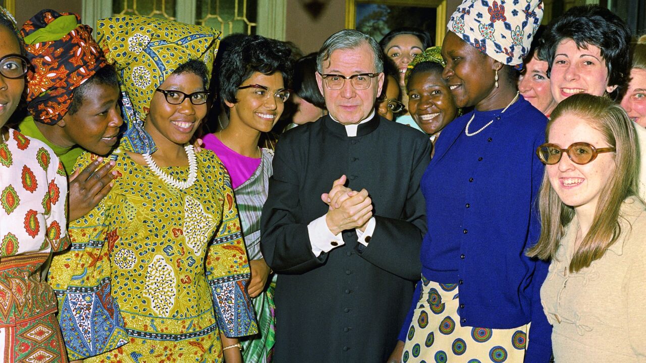 El Opus Dei se defiende solo