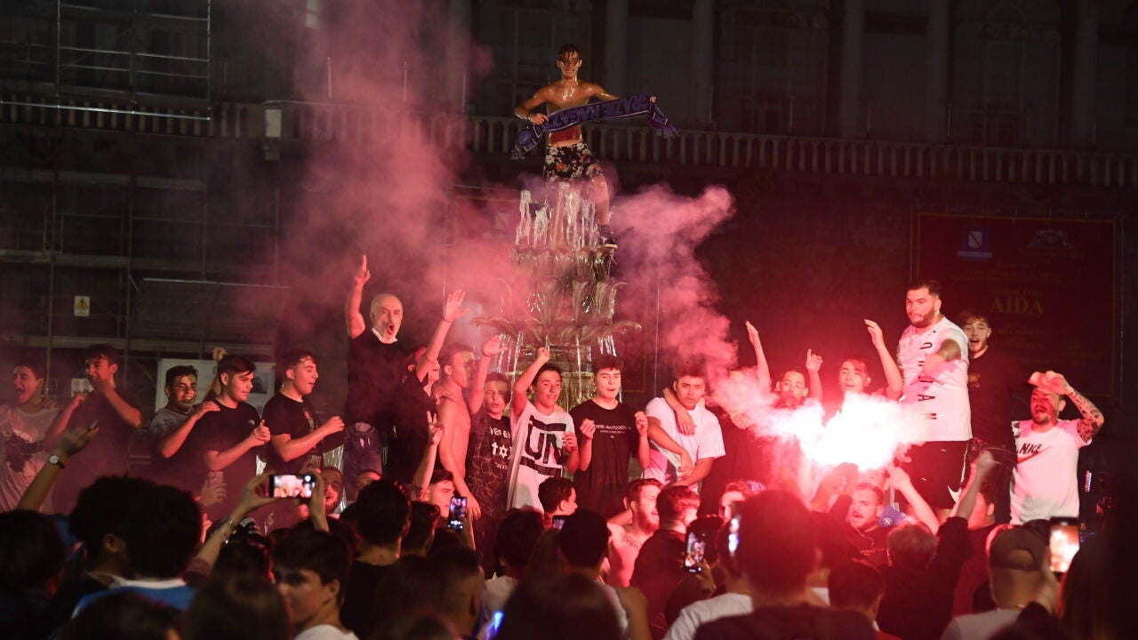 Fiesta descontrolada en Nápoles para celebrar la Copa de Italia