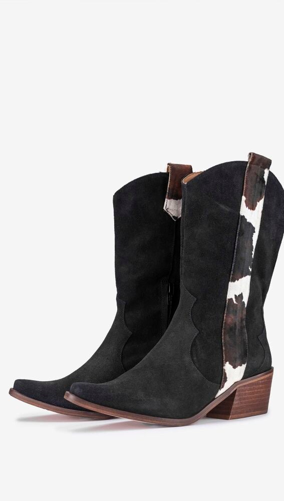 Estas son las botas cowboy de terciopelo y estampado vaca que están ...