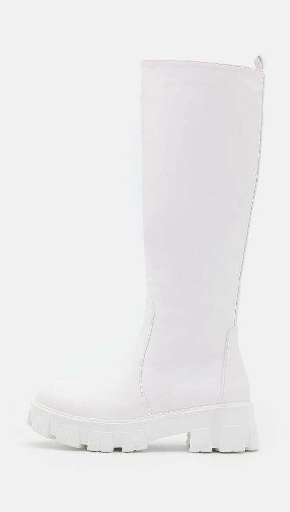 Las botas blancas son el calzado favorito de las expertas en moda