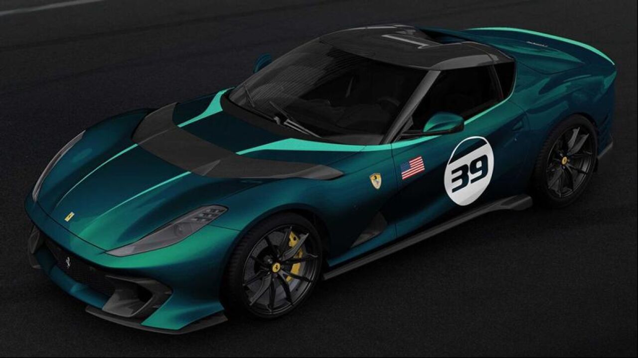 El único Ferrari 812 Competizione A luce una magnífica pintura Blu Capri