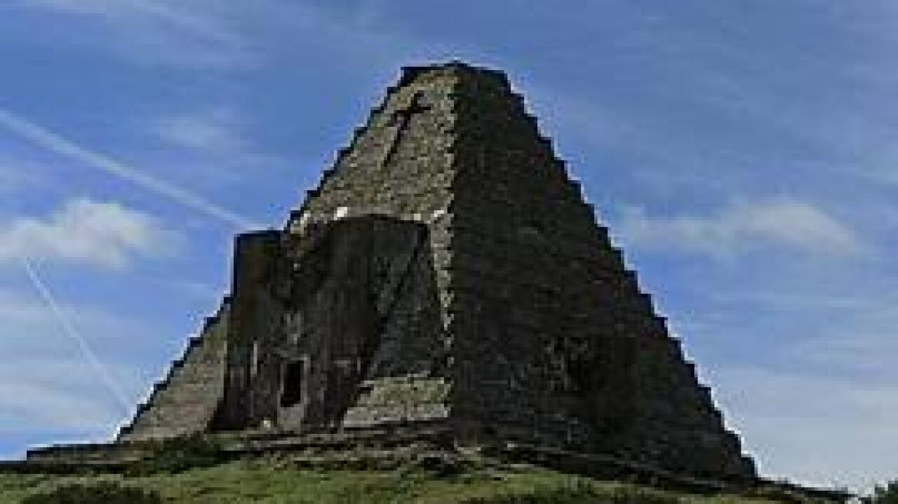 ¿Dónde se encuentra la única pirámide de España?