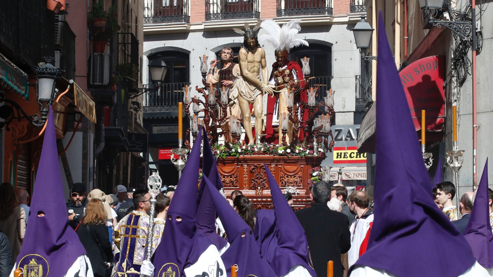 Las imágenes de las primeras procesiones que han recorrido Madrid tras ...