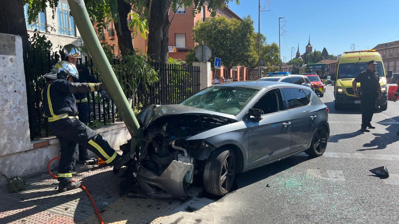 Violento atropello en Madrid: un vehículo impacta contra un semáforo y ...