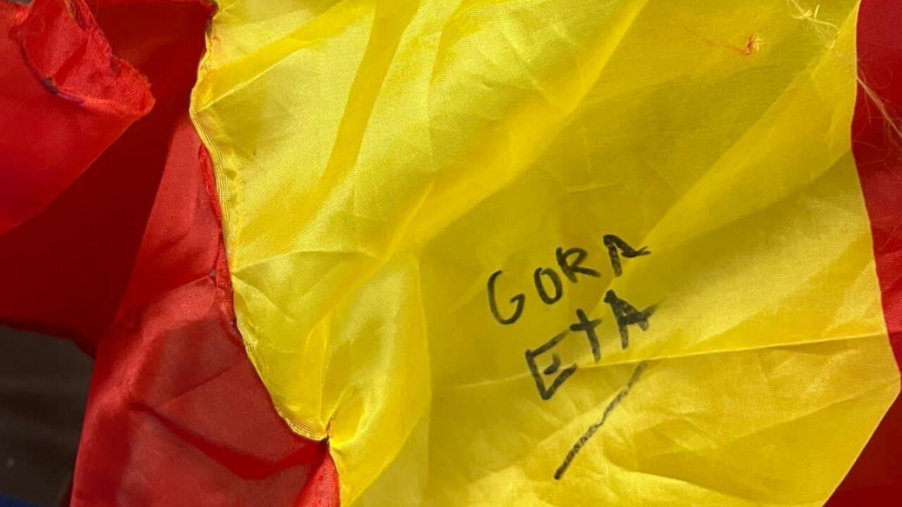 Ultraje a la bandera de España en la Universidad Complutense: “Gora ETA ...