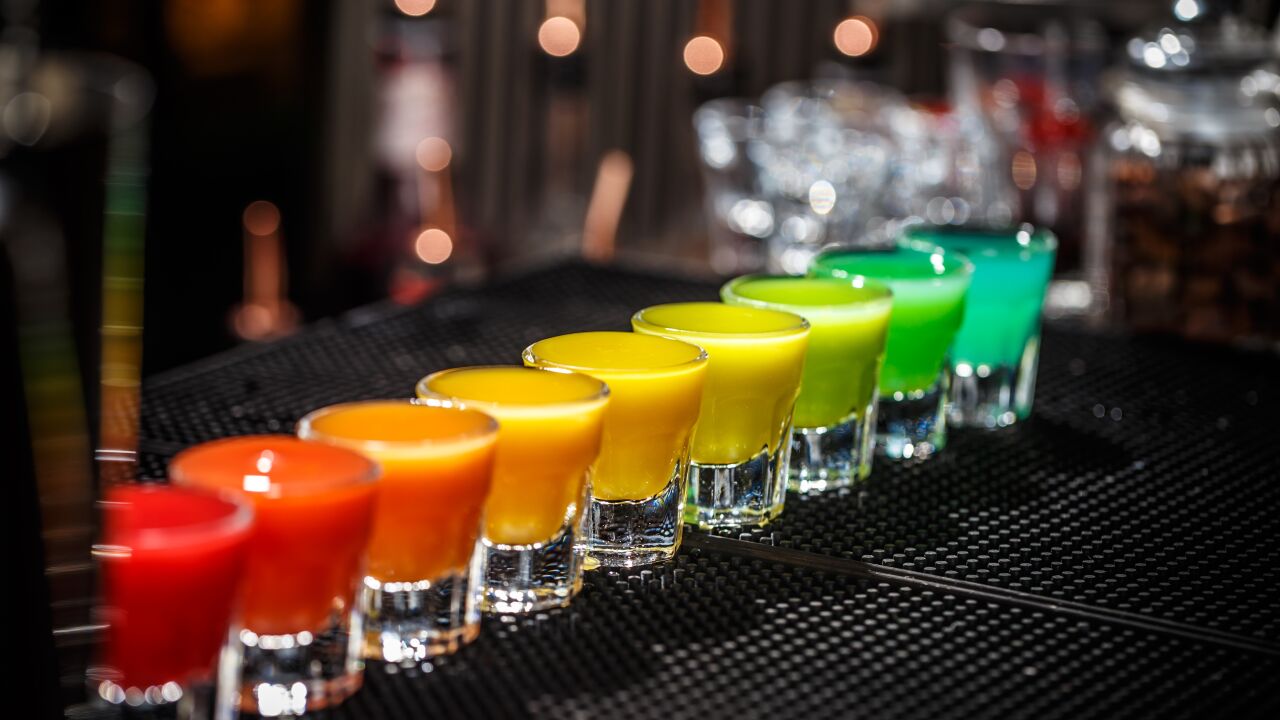 ¿Cómo se hace el truco del arcoíris de chupitos?