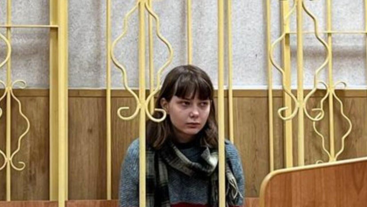 Olesya Kryvtsova, la rusa de 19 años que se enfrenta a 10 años de cárcel por pedir la paz en Ucrania