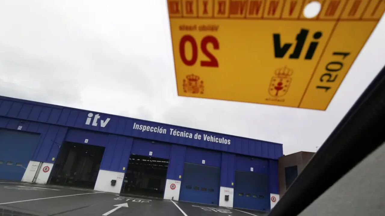 ¿Qué significa el color de la pegatina de la ITV?