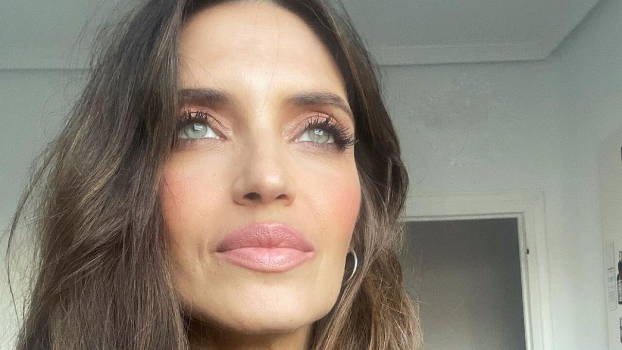 Sara Carbonero con Converse de plataforma y jeans campana es toda la ...