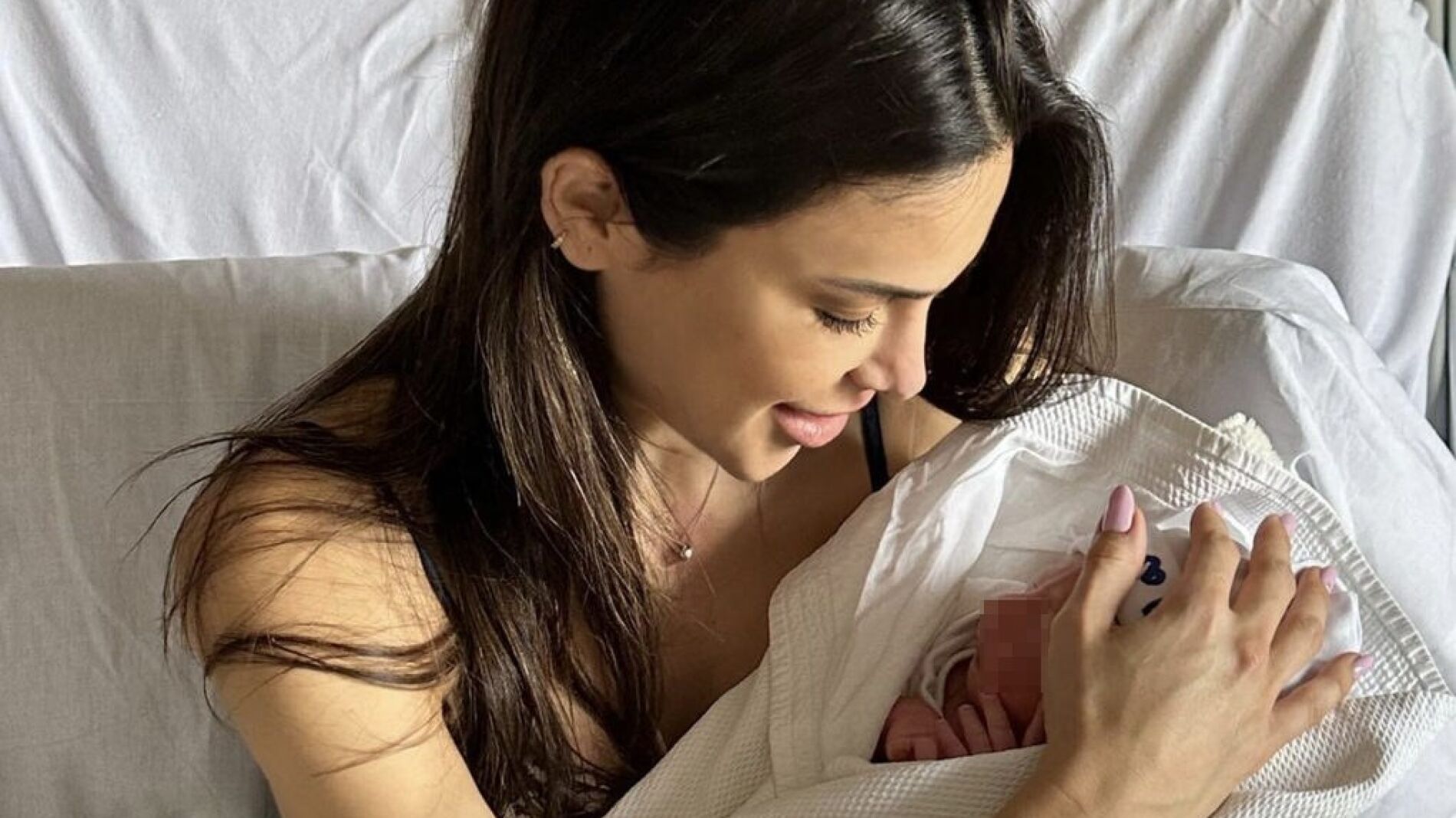 Carla Barber presenta a su segundo hijo, Romeo