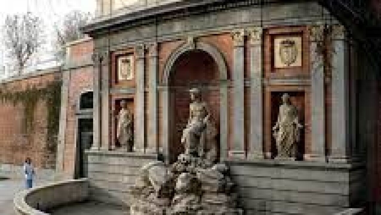 La fuente del "padre" Lozoya en Madrid (con la Fontana di Trevi en la ...