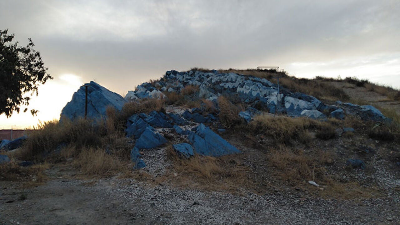 Esta es la ciudad española con una montaña azul, y su curiosa explicación
