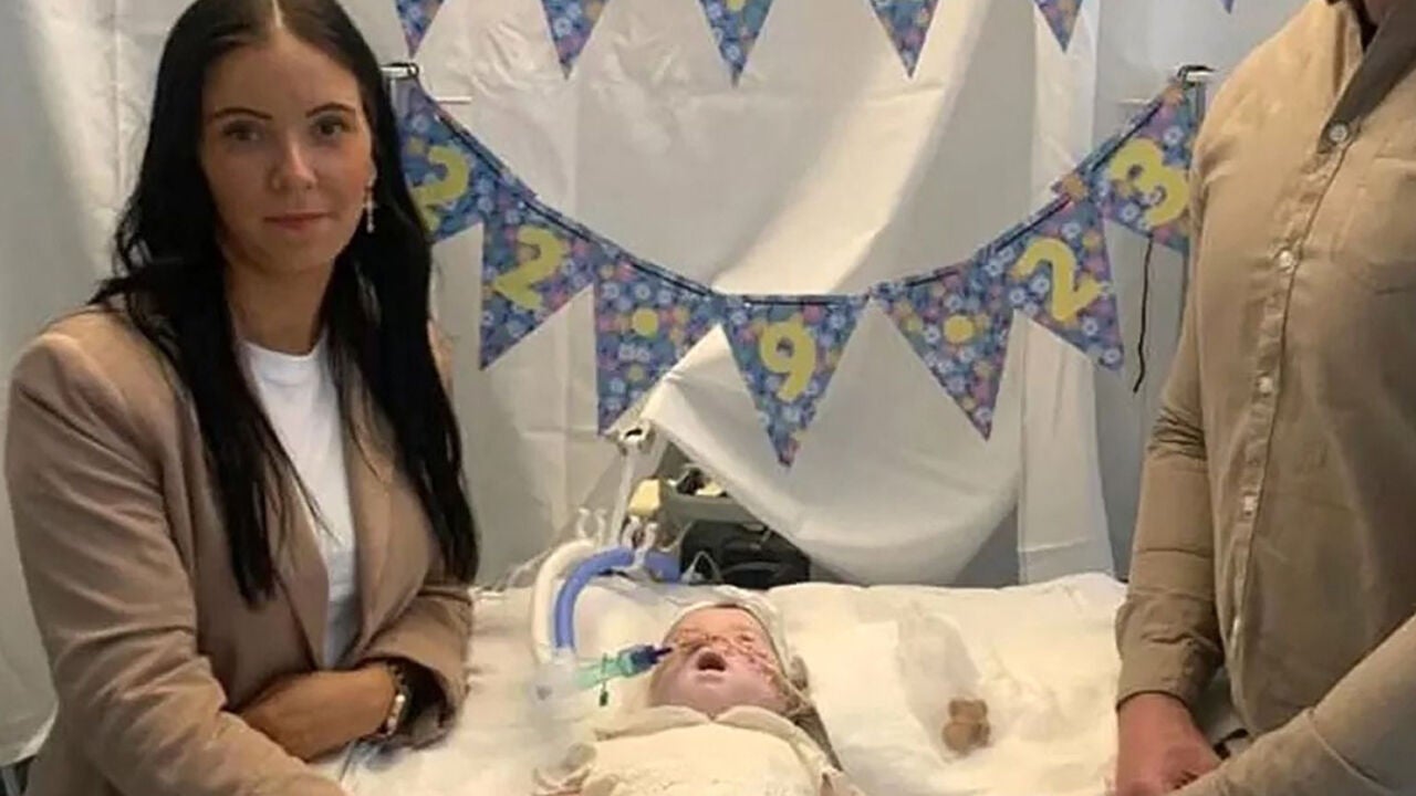 Muere la bebé Indy Gregory tras quitarle la respiración asistida por ...