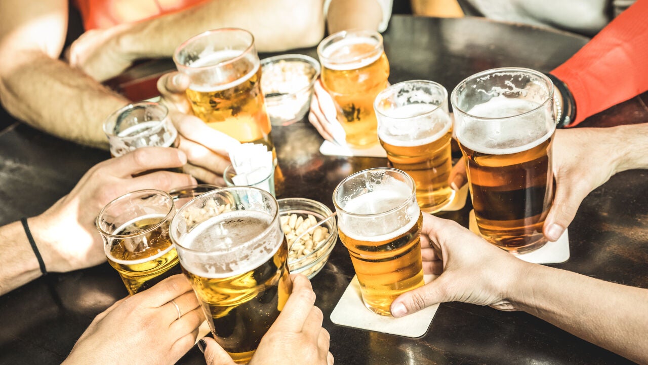 ¿Tomar una cerveza al día tiene beneficios? Esto es lo que le pasa a tu ...