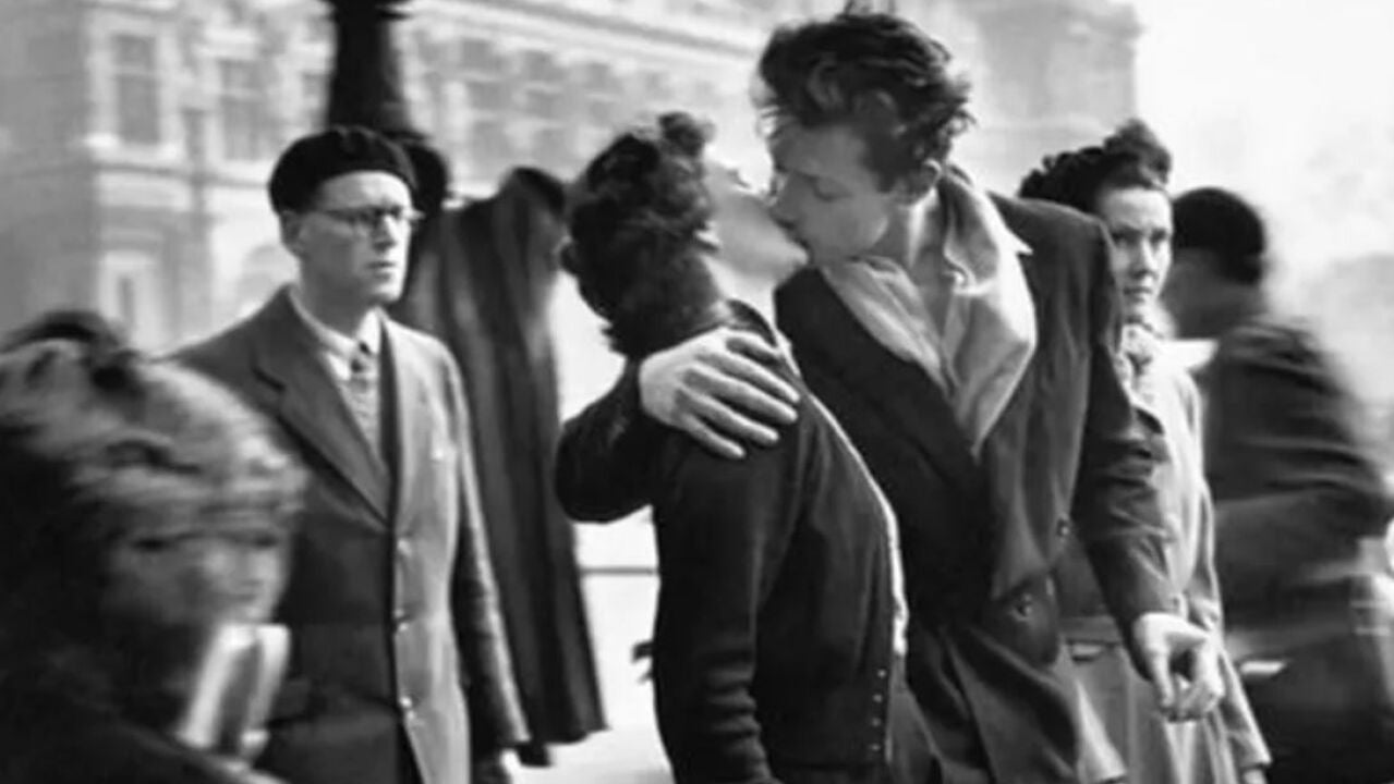 Muere Françoise Bornet, protagonista del famoso beso fotografiado por ...