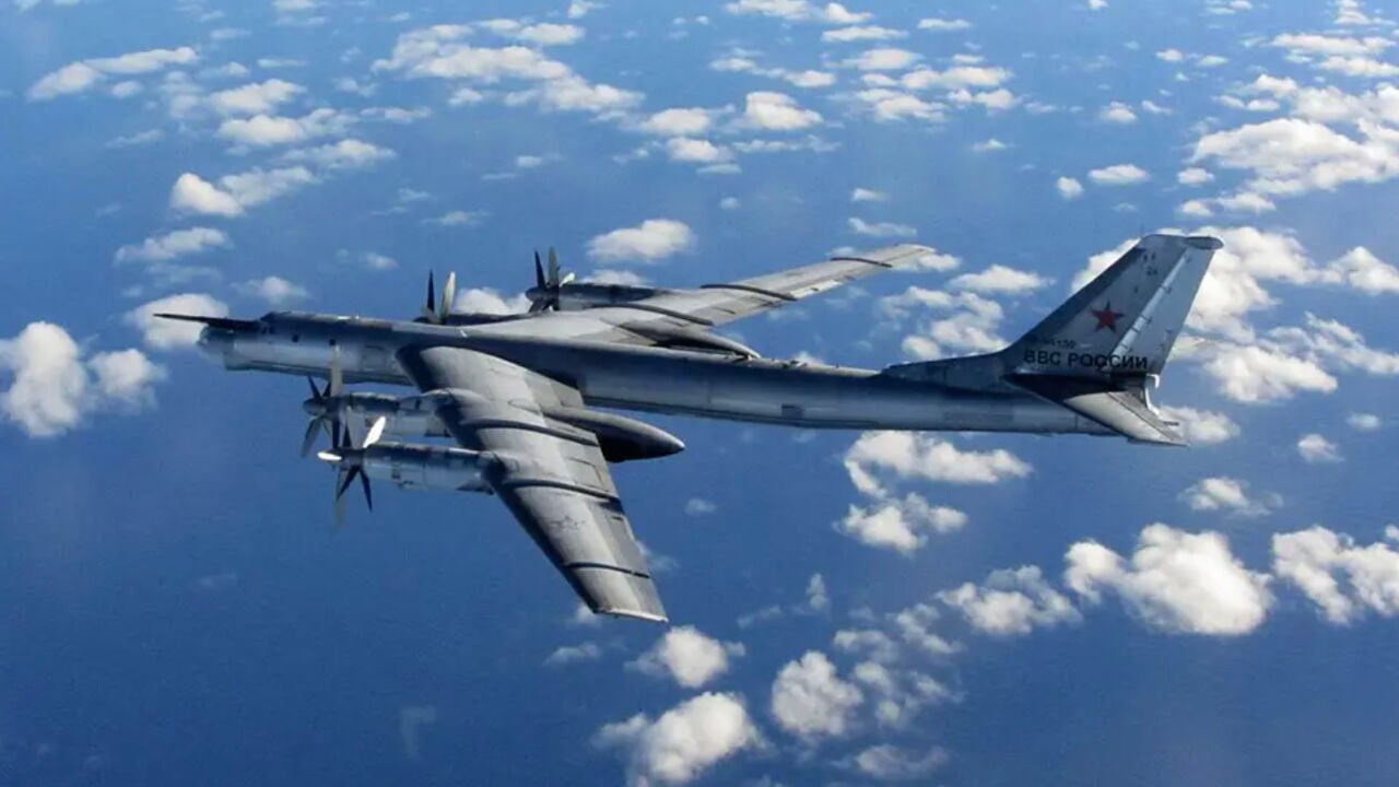 Tu-95 Bear: la historia del colosal “oso” soviético que continúa ...
