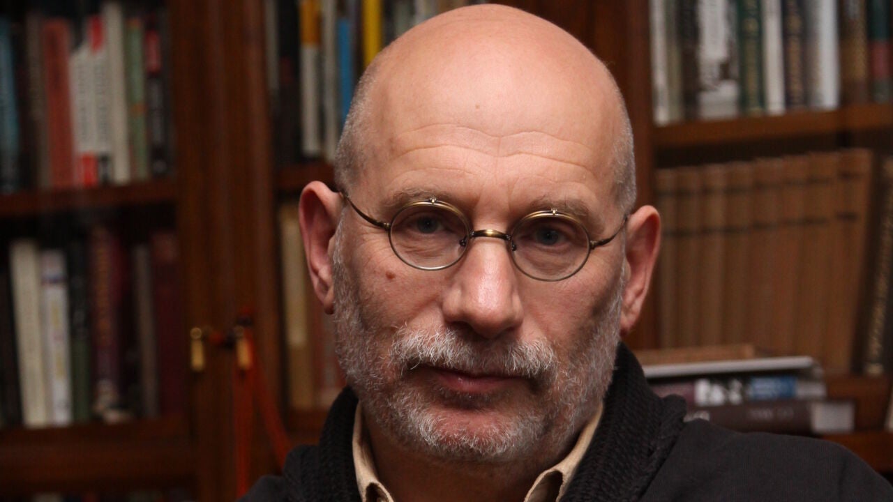 Rusia condena a 14 años al exiliado Boris Akunin, el escritor más leído ...