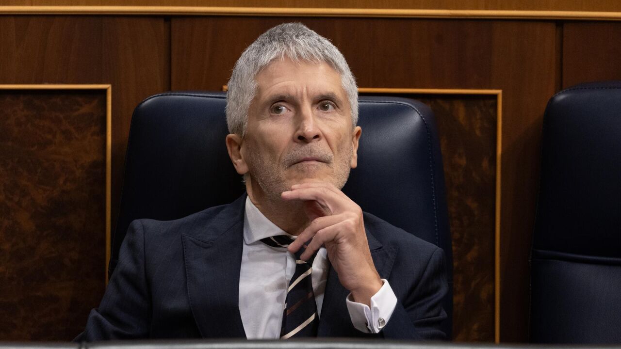 Un ministro, siempre de espaldas a su gente