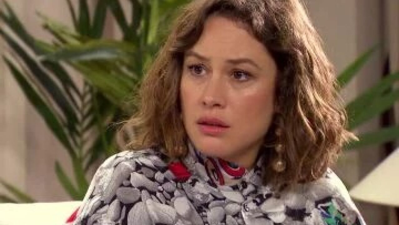 Victoria descubre la relación de Elena y Crespo