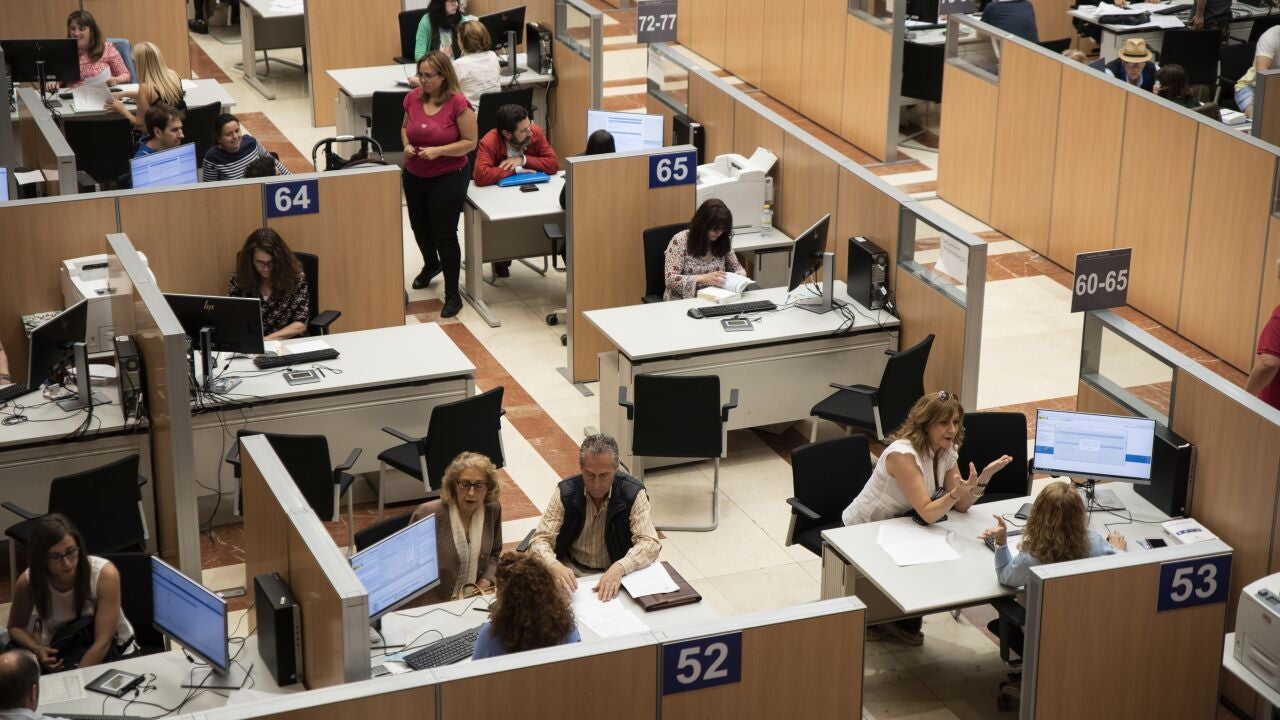 ¿Cuántos funcionarios hay en España? Estos son los sectores en los que ...