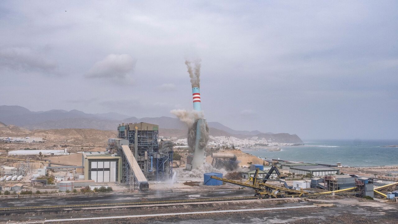 Así ha sido la voladura de la chimenea de 200 metros de la Central ...