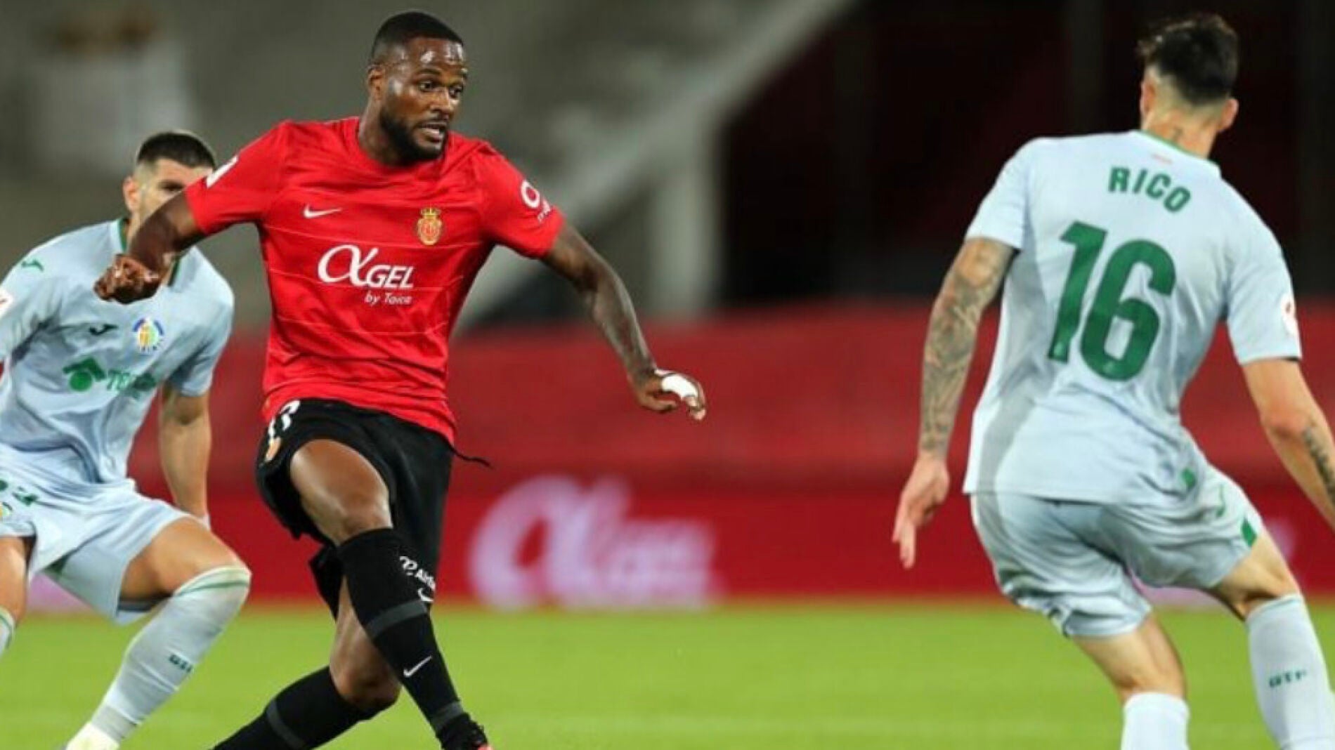 Cyle Larin: "El fútbol le debe esta Copa del Rey a Javier Aguirre"
