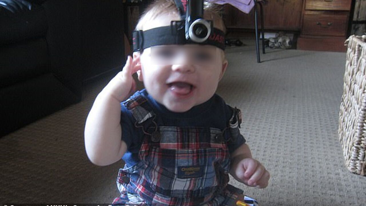 Este bebé entrenó una inteligencia artificial con solo 2 años