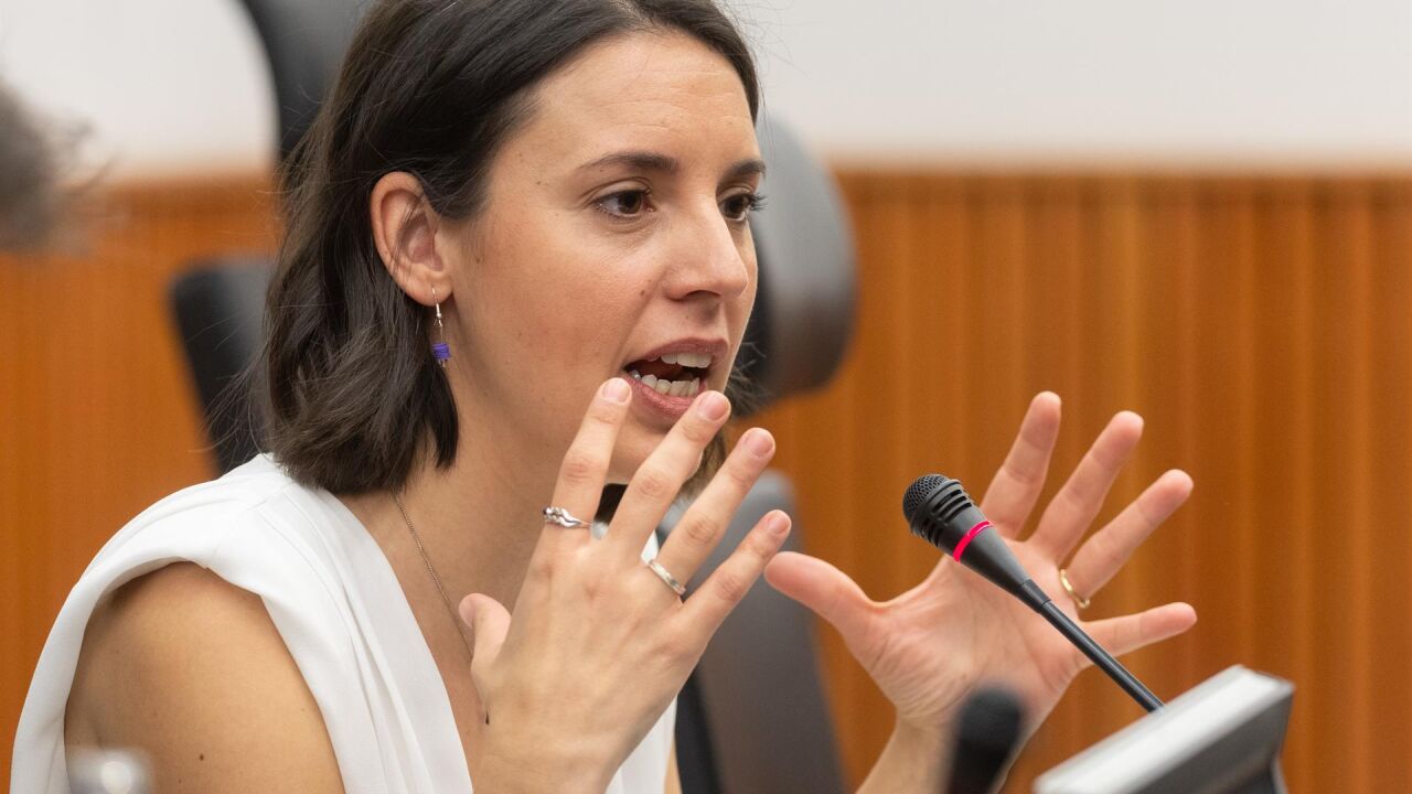 Irene Montero, reprendida en el Parlamento Europeo por llevar el ...