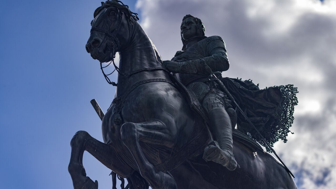 Las leyes de la física tras la estatua ecuestre de Felipe IV en Madrid