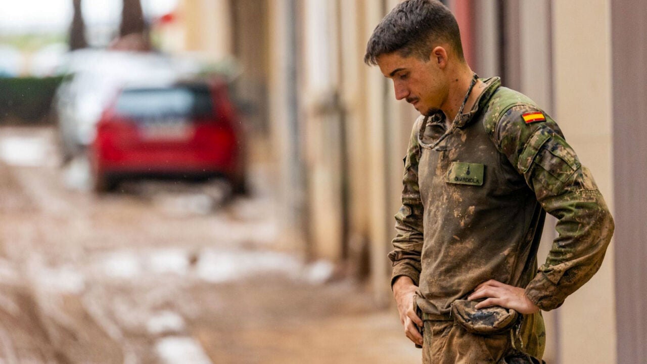 Militares en el barro: de día y de noche, en turnos de hasta 12 horas y ...