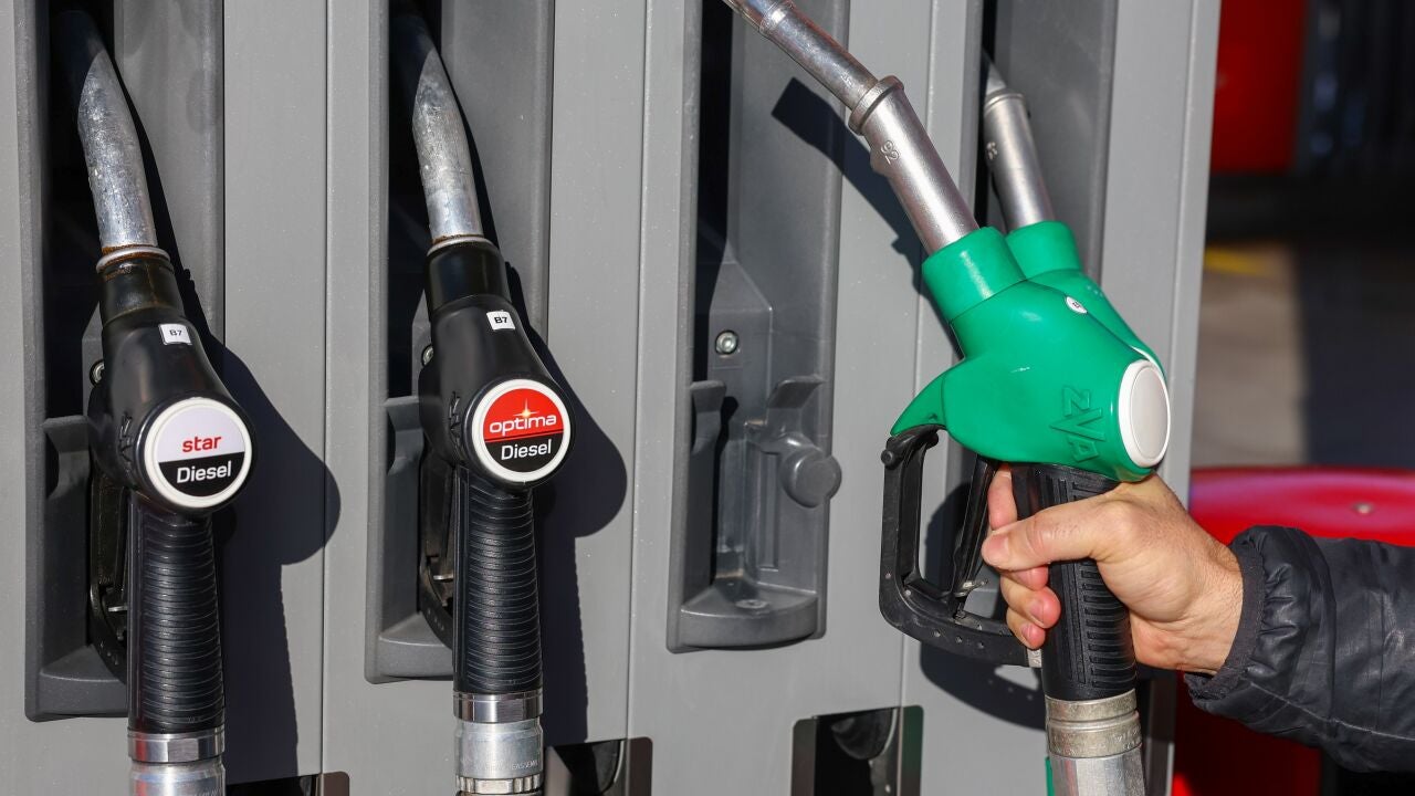 El precio de los carburantes baja levemente pero llenar el depósito ...