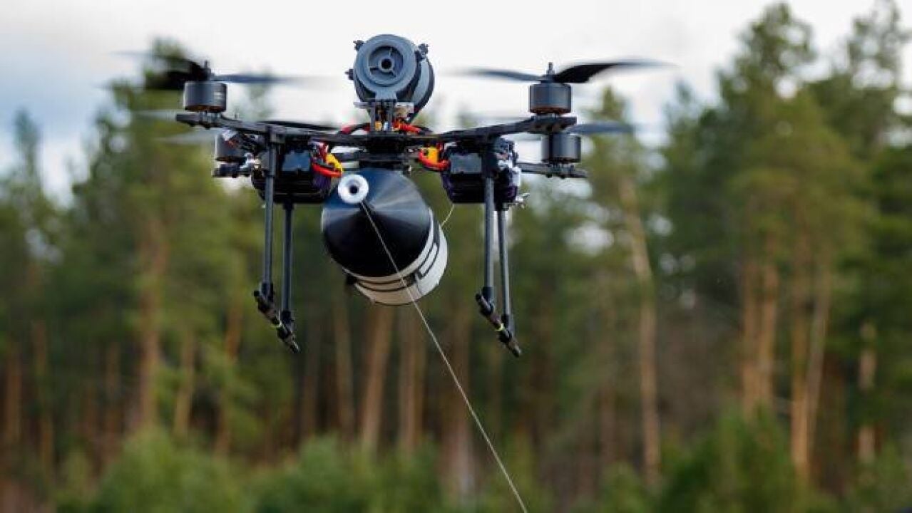 Los drones con fibra óptica 'invisibles' de Ucrania demuestran un alcance de 20 km