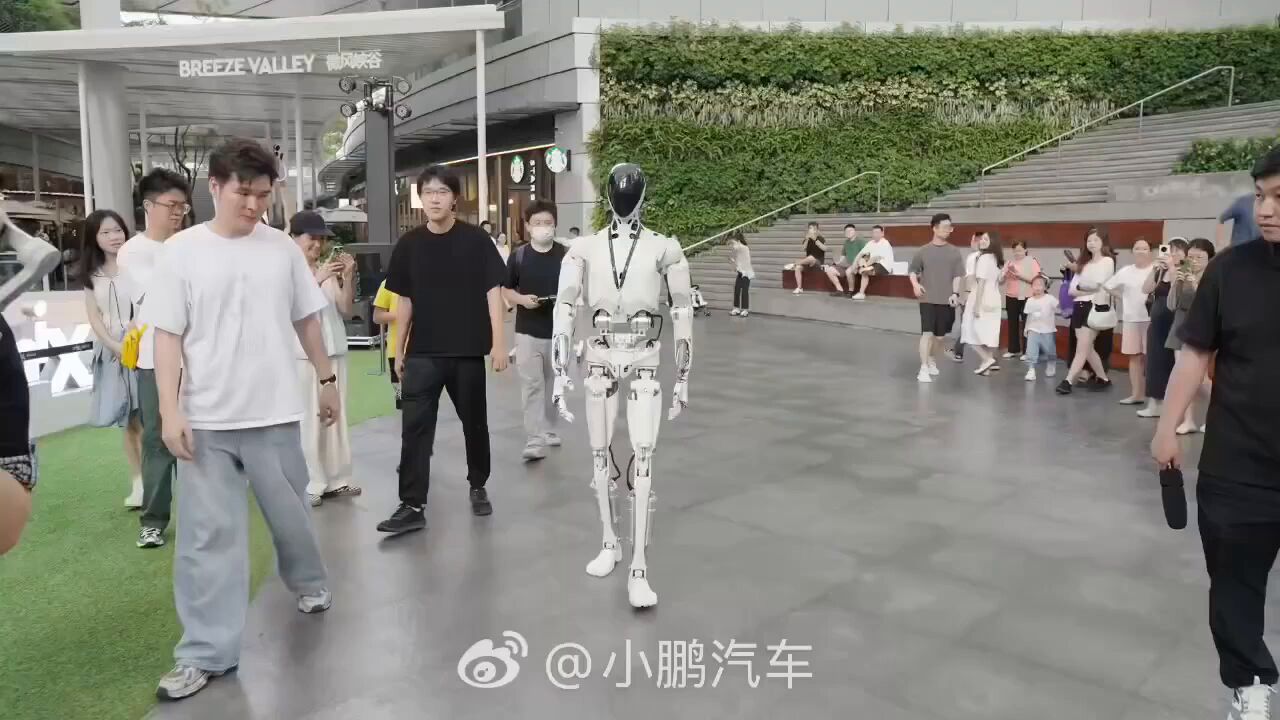 En China ya viven en 2050: los robots humanoides de Xpeng ya pasean por ...