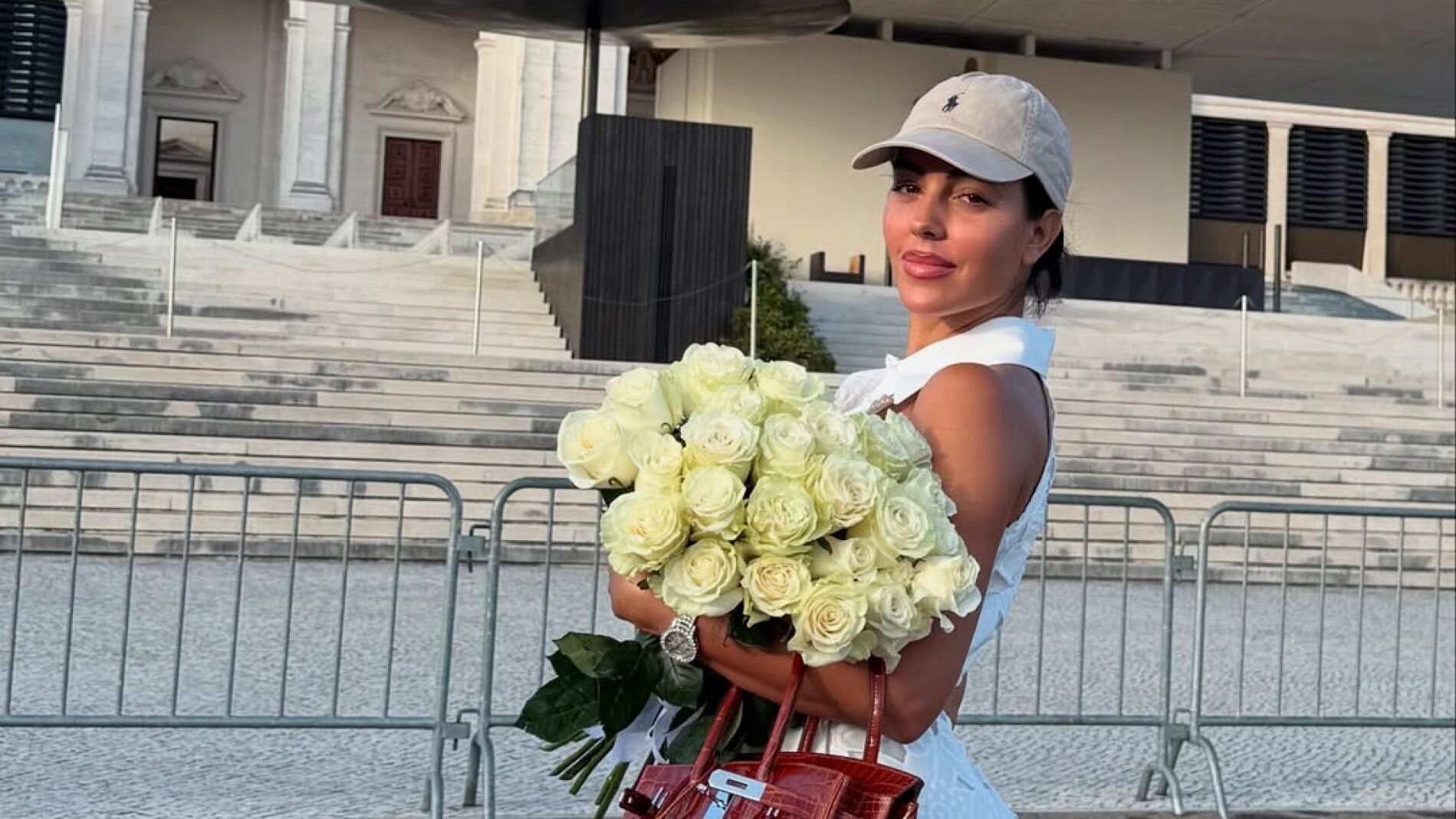 Georgina Rodríguez, elegante y religiosa en su visita a Fátima con un vestido blanco calado