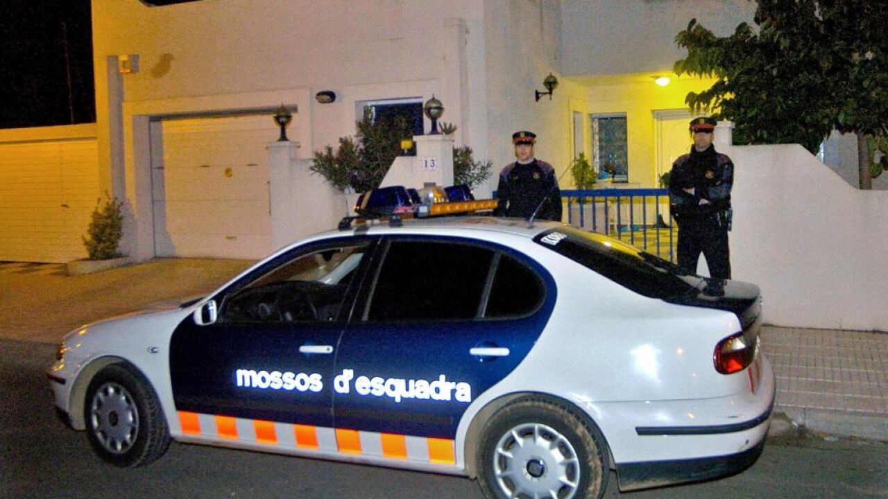 Detienen a cinco hombres tras pillarles robando en pisos de Barcelona