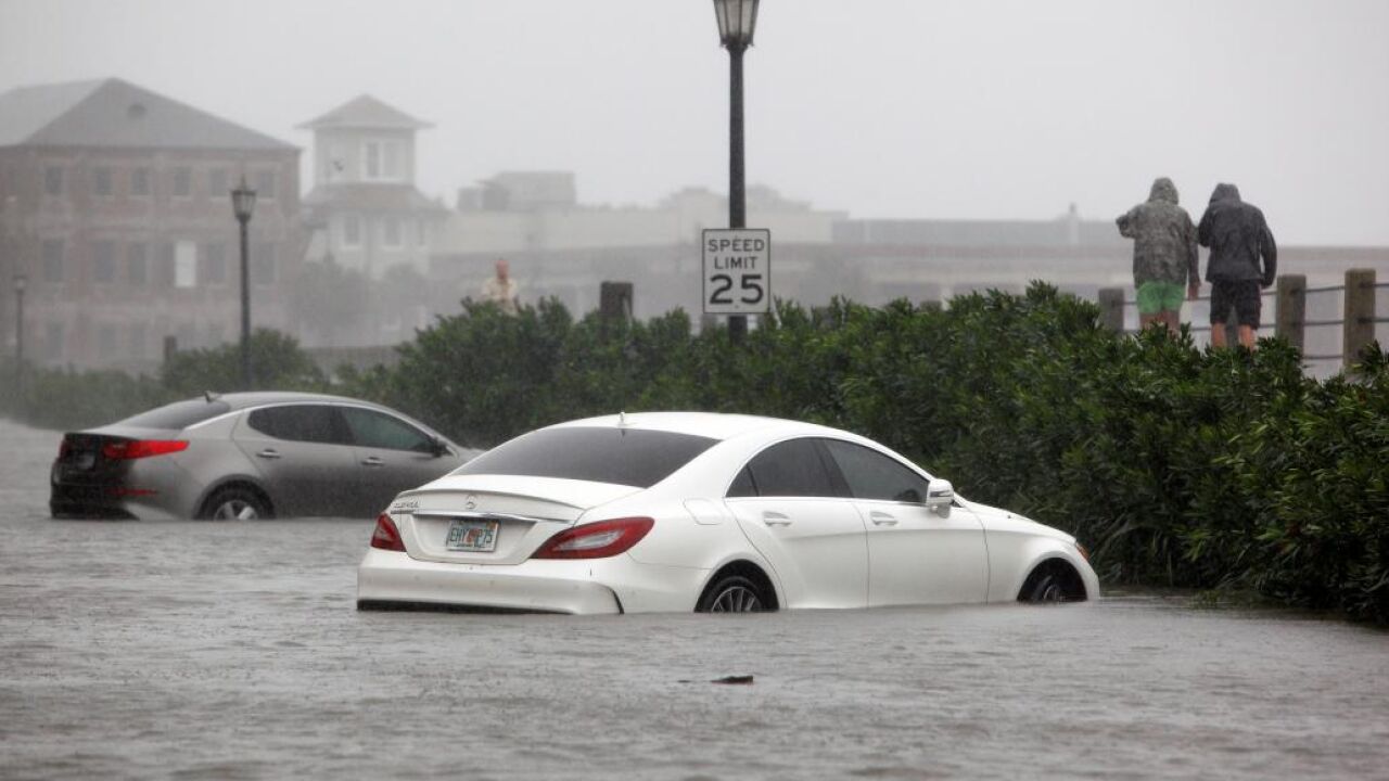Matthew se debilita a categoría 1 y arroja fuertes lluvias y vientos en ...