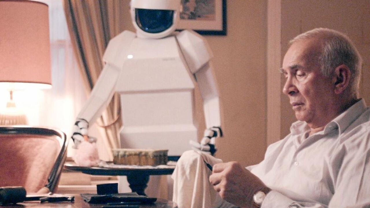 El robot cuida del abuelo