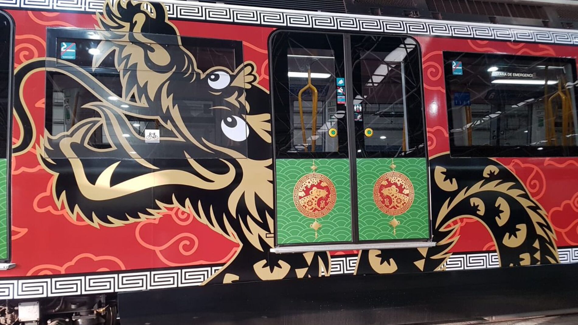Dragones y ratas adornan la estación de Metro de Usera para celebrar el ...