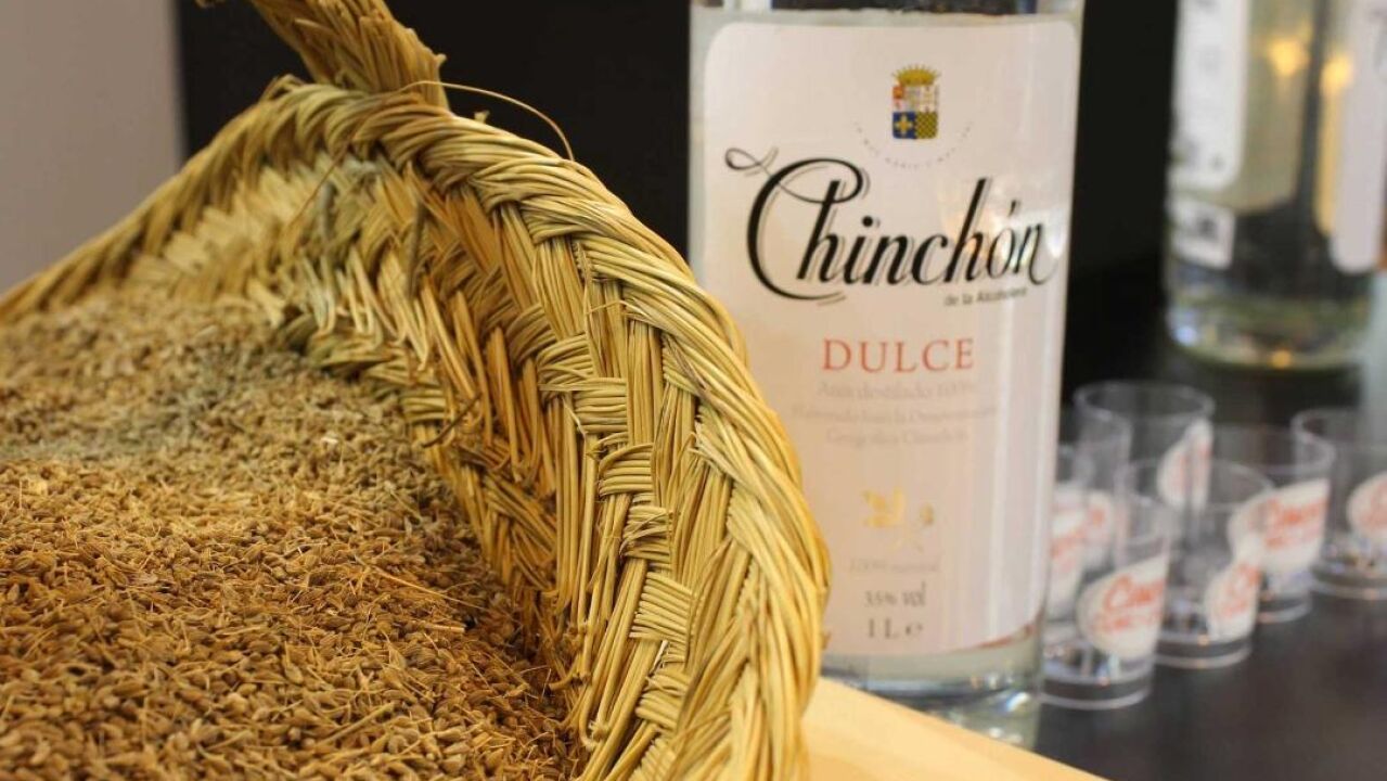 Las cuatro variedades del anís de Chinchón, la bebida madrileña que ...