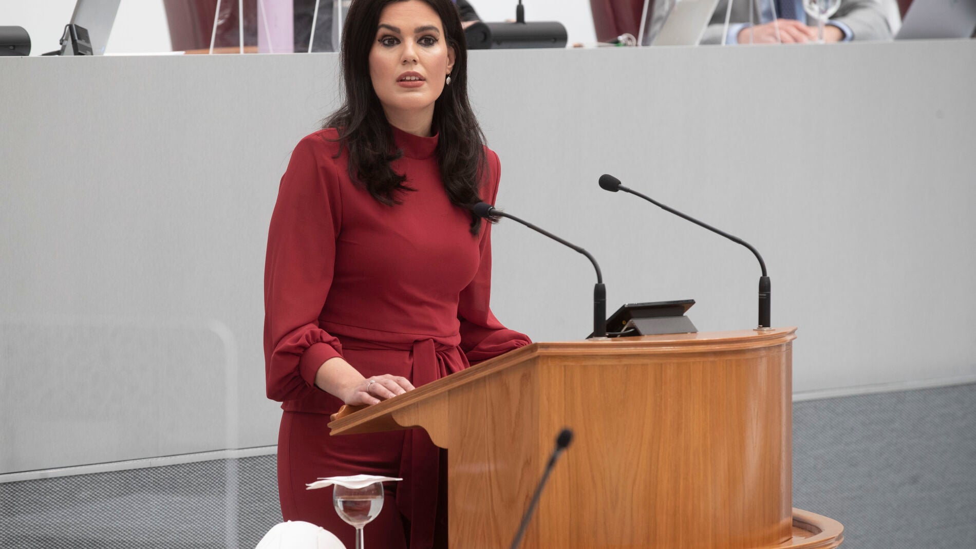 El PP saca adelante una moción para romper los techos de cristal y de ...