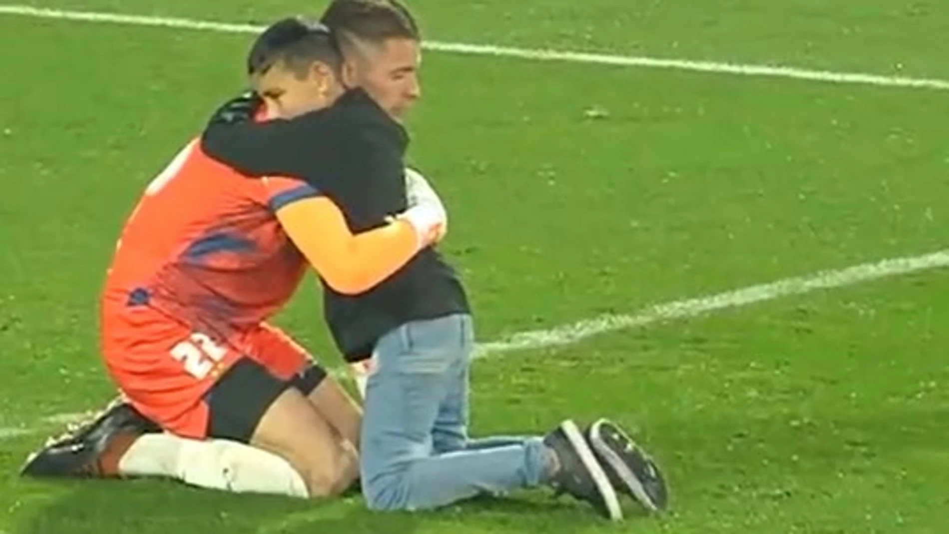 La Conmovedora Imagen Que Se Ha Hecho Viral Encaja Un Gol En El ltimo la-conmovedora-imagen-que-se-ha-hecho-viral-encaja-un-gol-en-el-ltimo