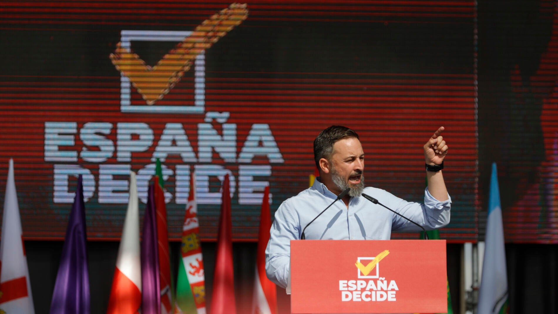 Abascal intenta blindar su liderazgo con Meloni y Trump