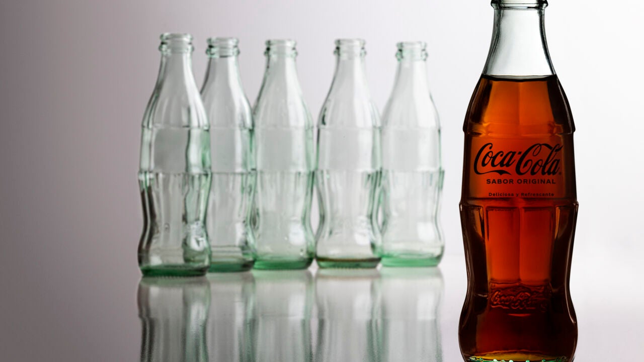 ¿La Coca-cola sabe diferente dependiendo del envase?