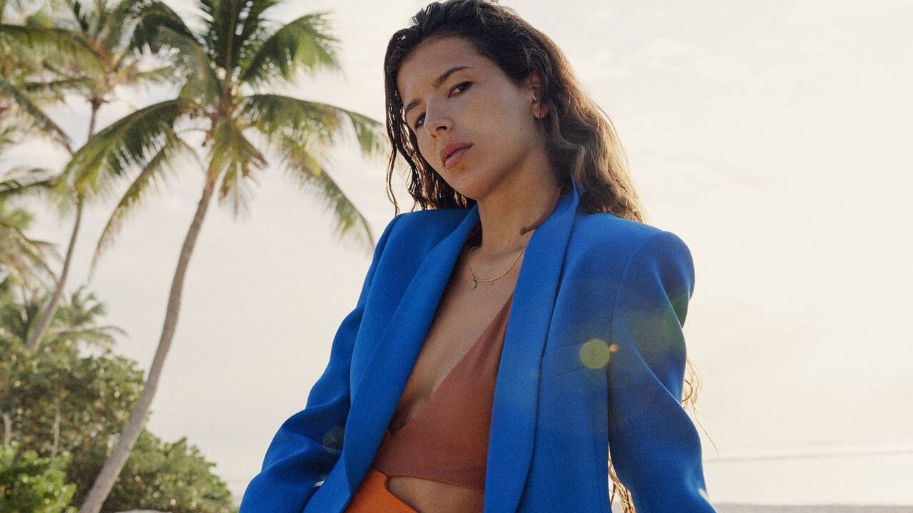 El azul eléctrico se hace con todas las prendas y promete convertirse ...